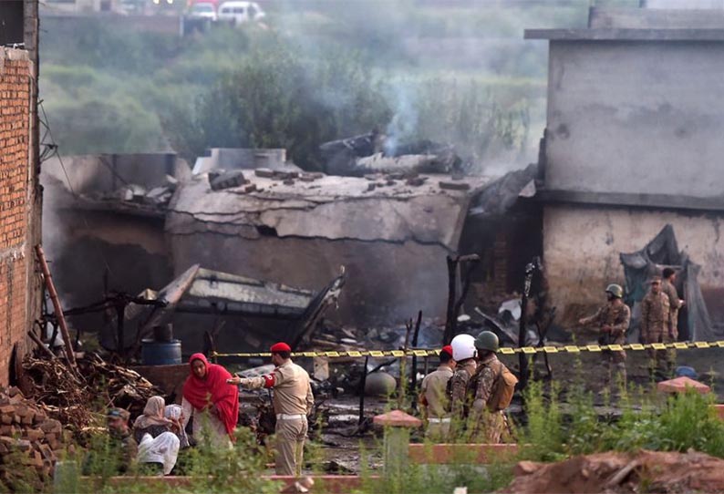 Army plane crashes in Pakistani residential area - The body was ...