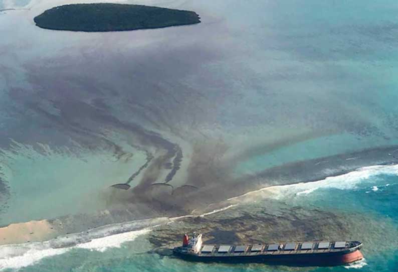 Leakage of 4,000 tonne oil tanker off the coast of Mauritius; Danger to ...