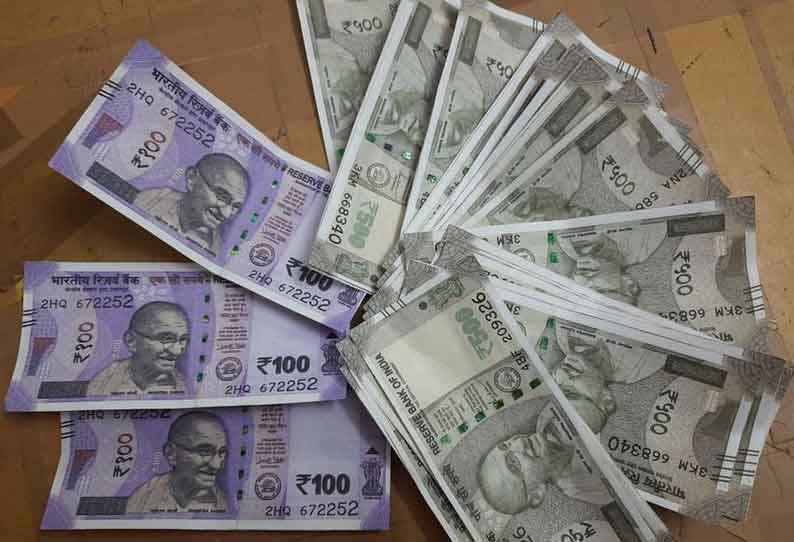Two women arrested with counterfeit 500 and 100 rupees notes | கொடைரோடு ...