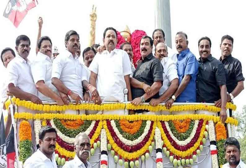 M.G.R. Political parties pay homage to the statue | எம்.ஜி.ஆர் ...