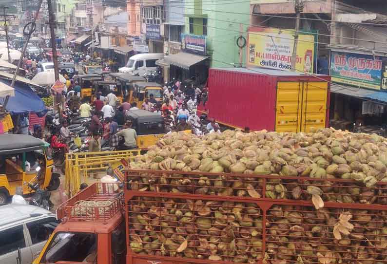 People crowding the Palani Gandhi Market | பழனி காந்தி மார்க்கெட்டில் ...
