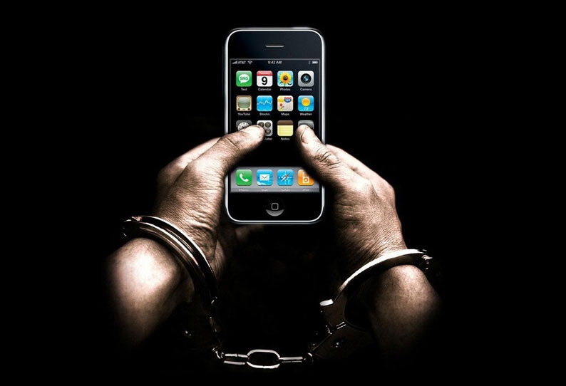 Seizure of 10 cell phones buried under a tree in Pulhal jail | புழல் ...