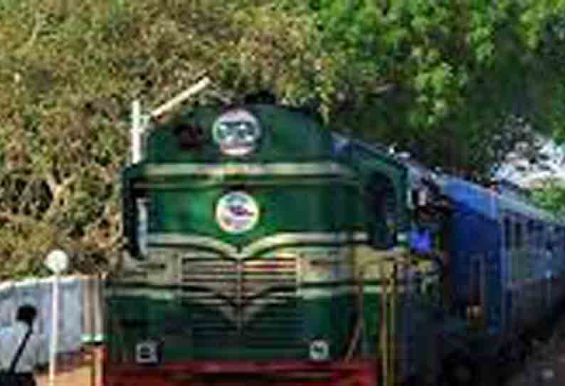 Engine repair on Sethu Express train | சேது எக்ஸ்பிரஸ் ெரயிலில் என்ஜின் ...