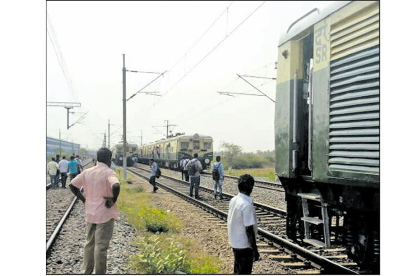 Signal disruption is due to delays in trains | சிக்னல் கோளாறால் ...