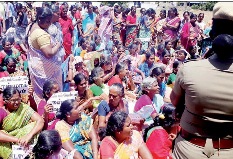 Resistance to open the Tasmual Store, Throw yellow ropes Women in the ...