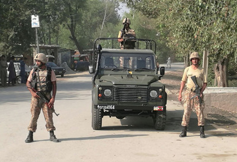 2 blasts in Pakistan Security Forces 7 dead | பாகிஸ்தானில் 2 ...